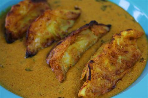 찐 모모 흰 밀가루와 치킨 티카 소스에 앉아 혼합 야채로 채워진 물 반죽의 청록색 그릇의 클로즈업 이미지 0명에 대한 스톡 사진 및 기타 이미지 Istock