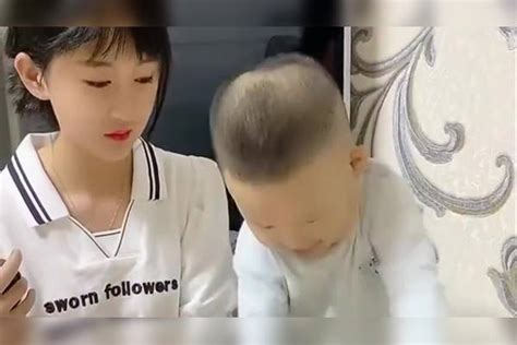 相差17岁姐弟俩，姐姐欺负2岁弟弟，让他跳舞就开始扭起屁股可带劲了