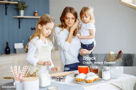 어머니와 두 명의 귀여운 소녀 부엌에서 컵 케이크를 베이킹의 초상화 가정 생활에 대한 스톡 사진 및 기타 이미지 가정 생활 가정 주방 가정의 방 Istock