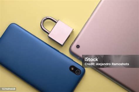 디지털 보호를 위한 화면에 잠금 장치가 있는 기술 및 디지털 장치 및 보안 해킹 개념 비밀번호에 대한 스톡 사진 및 기타 이미지 비밀번호 명의 도용 컴퓨터 모니터