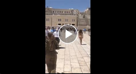 Ragazza Di Anni Si Spoglia Nuda Di Fronte Al Muro Del Pianto Panico Tra I Turisti Guarda