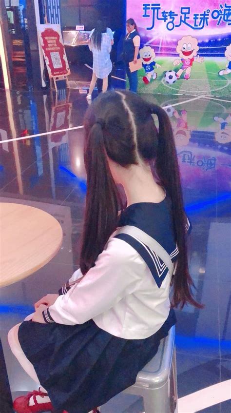 古灵精怪的蔡萝莉用“萝莉坐”姿势嘲笑了男同胞一把！ 每日头条