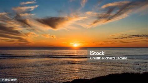 Yallingup 작은 해안 마을은 극적인 바위가 많은 바다 풍경 멋진 서핑 브레이크 밝은 하얀 모래 번성하는 예술 현장과 갈매기로 유명합니다 0명에 대한 스톡 사진 및