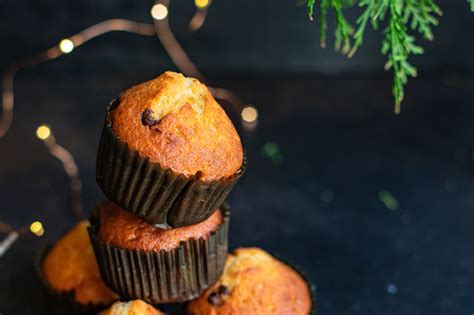 머핀 컵 케이크 초콜릿 드롭 수제 베이킹 케이크 테이블에 크리스마스 조명 새해 치료 텍스트 음식 배경 소박한에 대한 맛있는 서빙 크기 최고 보기 복사 공간 건강한 식생활에