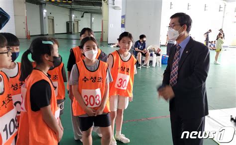육상선수들 격려하는 정병우 대구 동부교육지원청교육장