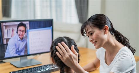 홈스쿨 코로나바이러스 전염병으로 인해 디지털 원격 인터넷 회의를 통해 학교 교사로부터 온라인 수업을 배우는 아시아 어린 소녀