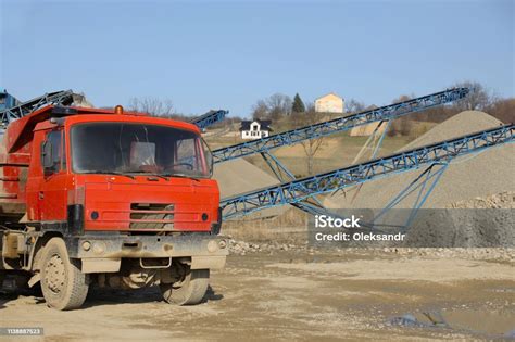 자갈 분류의 배경에 타트라의 빨간 덤프 트럭 파편의 추출과 분류를 위한 장비의 요소 건축 자재 생산 작업을 위한 금속 구조 0명에 대한 스톡 사진 및 기타 이미지 Istock