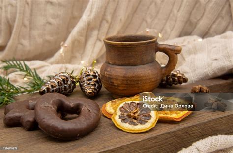 갈색 세라믹 머그잔 과자 향기로운 향신료가 나무 트레이위에 서 있습니다 진저브레드 비스킷에 대한 스톡 사진 및 기타 이미지 진저브레드 비스킷 초콜릿 컵 Istock