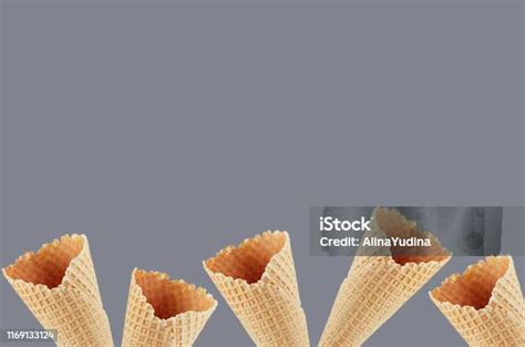 부드러운 밝은 회색 배경에 빈 와플 아이스크림 콘의 여름 음식 장식 테두리 복사 공간 가능성에 대한 스톡 사진 및 기타 이미지 가능성 가벼운 계절 Istock