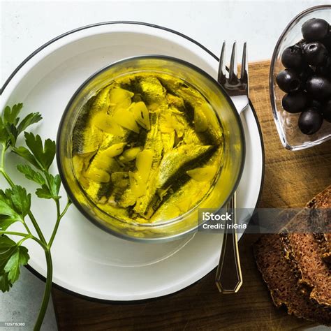 정어리는 올리브 오일 호 밀 빵 소금에 절인 고 테이블에 후추 이탈리아 나폴리 수 제 지중해 요리 레시피입니다 가벼운 여름 간식 0명에 대한 스톡 사진 및 기타 이미지