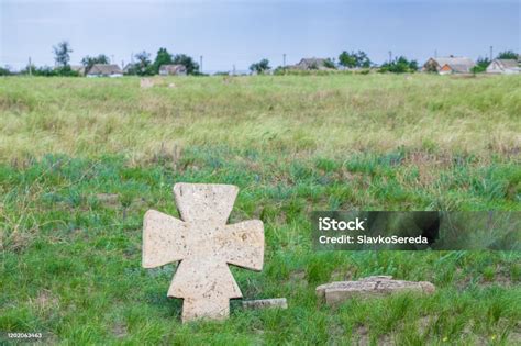 돌 무덤은 1719 세기의 고대 기독교 묘지에 교차합니다 드니프로 강 의 오른쪽 제방에 있는 대초원 언덕 우크라이나 자포리즈히아 시치의 코사크 정착촌 이전 Feather