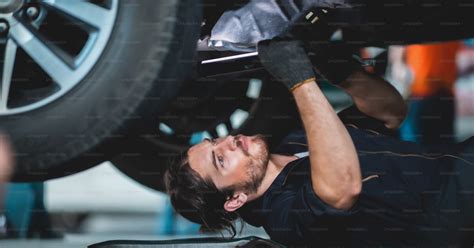 정비공 차 서비스 노동자 남자 기술공은 차고 상점에 있는 정비 또는 수선 차량 차 엔진 자동 검사 자동차 역을 가진 작업장 일 수리공의 직업 입니다 사진