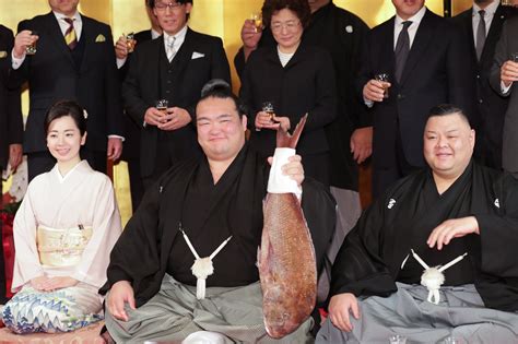 田子ノ浦部屋の前で、田子ノ浦親方から出迎えを受ける稀勢の里＝2017年1月22日、東京都江戸川区（1319）－横綱 稀勢の里、引退 稀勢の里