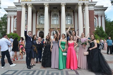 Абитуриенти танцуват кючек пред Народния театър в София Снимки видео Хай Клуб