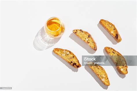 전통 이탈리아 아몬드 캔투치니 쿠키와 달콤한 와인 빈 산토 집에서 만든 달콤한 디저트 비스코티 비스킷과 음료는 유리로 건조한에 대한 스톡 사진 및 기타 이미지 Istock