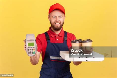 택배는 커피와 피자 상자를 들고 음료와 음식을 배달하며 포즈 지불 단말기를 보여줍니다 피자 배달부에 대한 스톡 사진 및 기타