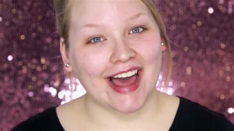 ამ გოგონამ მაკიაჟის კეთება დაიწყო მისი ნახევარი სახე რამდენიმე წამის შემეგ პრინცესის სახეს