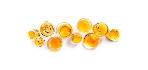 보드카 코냑 데킬라 스카치 브랜디 와 위스키 그라파 버몬트 럼 하드 강한 알코올 음료 영혼과 안경증류 흰색 배경 개체 그룹에 대한 스톡 사진 및 기타 이미지 Istock