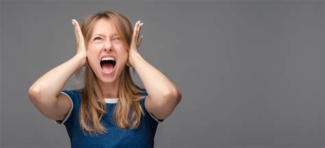 비명 증오 분노 화가 금발 소녀는 큰 소리로 끔찍한 소리를 듣고 불편을 표현 손과 비명귀를 종료합니다 인간의 감정 얼굴 표정 개념 복사 공간 25 29세에 대한 스톡 사진