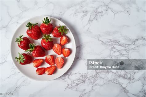 회색 대리석 배경에 흰색 세라믹 접시에 유기농 잘 익은 딸기 복사 공간 건강한 음식 개념 정물 상단 보기 플랫 도트 0명에 대한 스톡 사진 및 기타 이미지 Istock