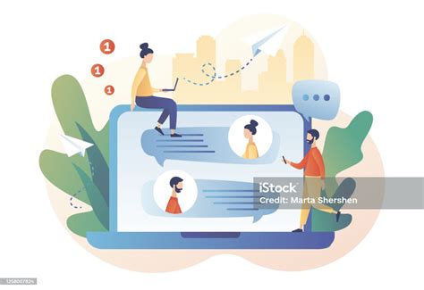 채팅을 위해 노트북을 사용하는 작은 사람들 모바일 채팅 앱 온라인 커뮤니케이션 소셜 네트워킹 메시지 음성 거품 현대 플랫 만화