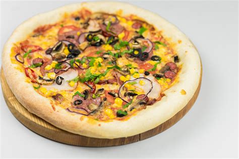 겨자 소스 모짜렐라 치즈 사냥 소시지 베이컨 햄 치킨 살라미 소시지 올리브 회색 배경에 오이 피자 과일에 대한 스톡 사진 및 기타 이미지 Istock