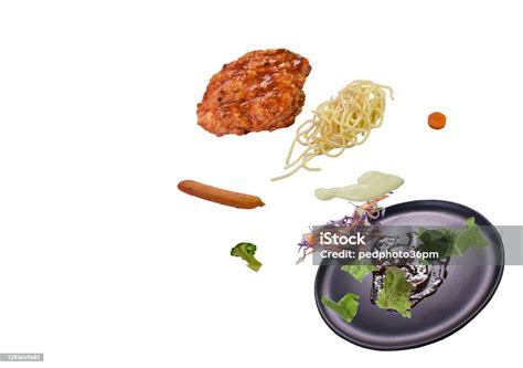 구운 돼지 고기 버거 스테이크와 신선한 야채 샐러드 토핑 바삭바삭한 빵 드레싱 마요네즈 소스는 흰색 배경에 접시에 떠 공중에 대한 스톡 사진 및 기타 이미지 Istock