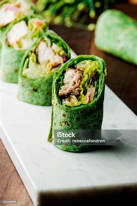 닭고기 샌드위치 또는 랩은 구운 통곡물 빵에 녹은 스위스 치즈 마요네즈 양념소금과 후추를 곁입니다 클래식 한 미국 레스토랑 이나 식당 점심 또는 브런치 샌드위치 좋아하는