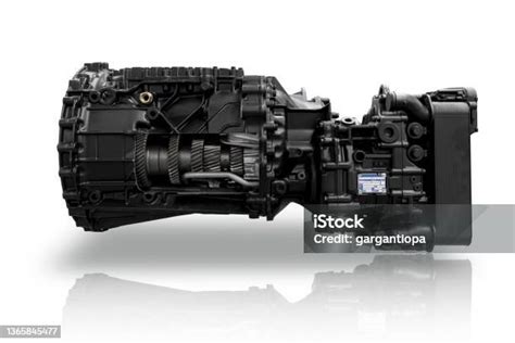 흰색 배경 위에 고립 된 트럭이나 버스의 현대 중장비 자동 변속기 엔진에 대한 스톡 사진 및 기타 이미지 엔진 수리 원기둥 Istock
