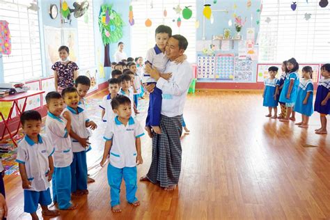 တနင်္သာရီတိုင်းဒေသကြီးလူမှုရေးရာဝန်ကြီး ထားဝယ်မူလတန်းကျောင်းရှိ ရင်သွေးငယ်များနှင့် ကလေးသူငယ်မ