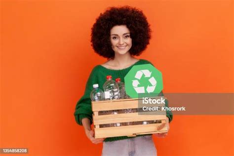 빈 플라스틱 병과 녹색 표지판 재활용 생태 개념의 상자와 녹색 캐주얼 스타일의 스웨터를 입고 아프로 헤어 스타일에 만족 여성 명랑한에 대한 스톡 사진 및 기타 이미지