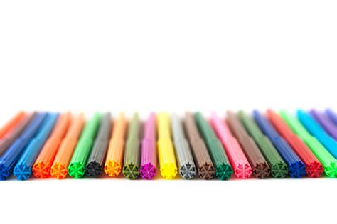 흰색 바탕에 고립 된 한 행에 여러 가지 빛깔된 펠트 펜 휴양 개념 그리기 0명에 대한 스톡 사진 및 기타 이미지 0명 개념 공란 Istock