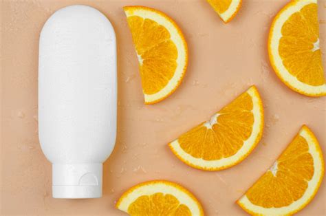 베이지 색 배경에 빈 흰색 화장품 튜브와 오렌지 슬라이스 오렌지와 화장품 오렌지 모이스처라이저 0명에 대한 스톡 사진 및 기타 이미지 Istock