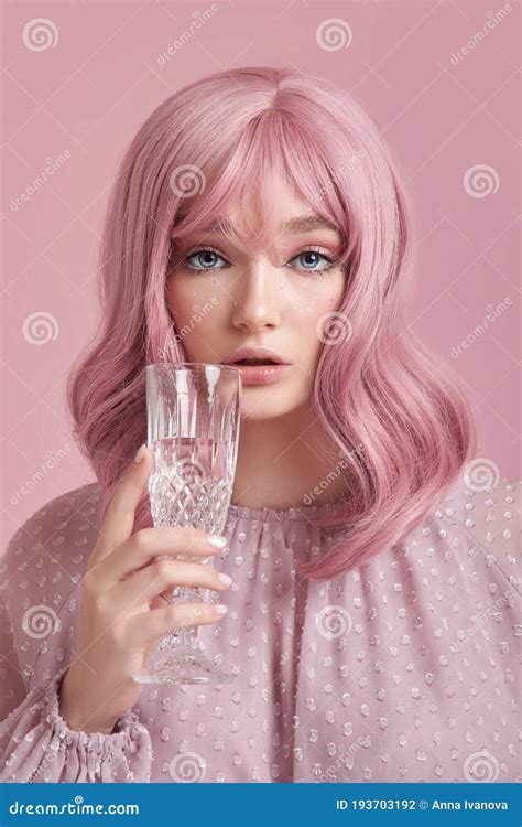 Retrato De Una Joven Sensual Con Pelo Rosado Peinado Perfecto Y Color De Pelo Chica Con
