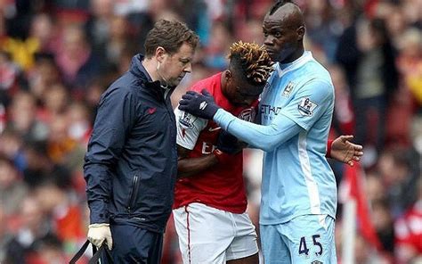Manchester Citys Mario Balotelli Apologises For Behaviour Against