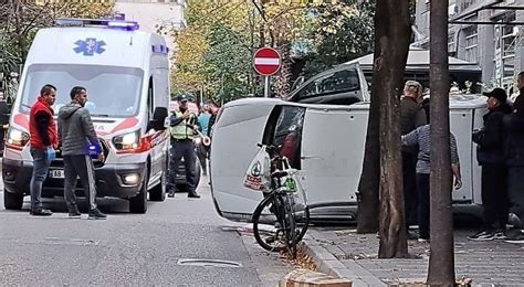 Foto Aksident I Frikshëm Në Zonën E Ish Bllokut “renault I Përmbyset Në Trotuar