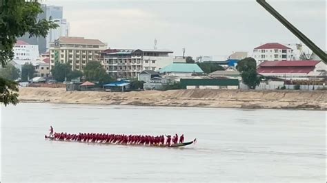 ទូកង ទូកមួងជាច្រេីនទាំងវែងទាំងខ្លីមកពីបណ្តាលខេត្តក្រុងកំពង់ហាត់សមកម្លាំងត្រៀមប្រកួតនៅថ្ងៃស្អែក