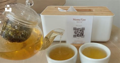 찻주전자 옆에 차 두 잔이 앉아 있다 사진 Unsplash의 무료 판다우 힐리르 이미지