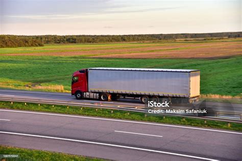 일몰 배경에 고속도로를 따라 운전 세미 트레일러와 트럭 0명에 대한 스톡 사진 및 기타 이미지 0명 고속도로 교통 Istock