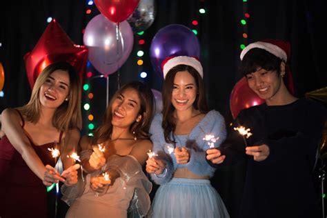 새해 전야 2021에 스파클러 불꽃 놀이와 함께 축하 행복한 친구 셀카를하고 파티오 홈 파티에서 함께 재미를 사람들의 다른 나이 겨울과 휴일 개념 12월에 대한 스톡 사진