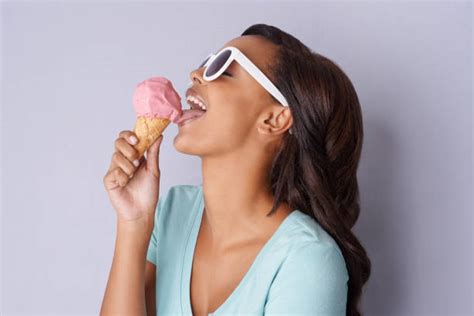 Lecher Une Glace Banque Dimages Et Photos Libres De Droit Istock