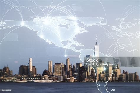 맨해튼 사무실 건물 배경 빅 데이터 및 블록 체인 개념에 대한 연결과 추상적 인 디지털 세계지도 홀로그램의 이중 노출 연결에