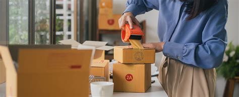 웹 배너 닫힘 여성 밀봉 골판지 상자 접착제 테이프 포장 제품 전자 상거래 배송 주문 상자 파견에 대 한 짐 싸기에 대한 스톡