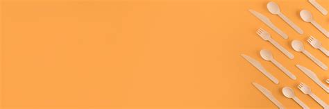 대나무 나무 칼 세트 배너 생분해성 및 퇴비화 칼 개념 복사 공간이있는 주황색 배경의 대나무 칼붙이 환경 보존 개념 모형 배경 주제에 대한 스톡 사진 및 기타 이미지