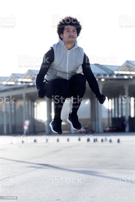피트와 스포티 한 젊은 남자가 거리에서 실행 하기 전에 뛰어 가냘픈에 대한 스톡 사진 및 기타 이미지 가냘픈 가득 찬