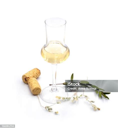 흰색 배경에 고립 된 작은 시음 유리에 건조 달콤한 화이트 와인 와이너리 바 또는 레스토랑 Degustation 이벤트 광고 카드 포스터에 대 한 소비뇽 블랑 포도에 대한