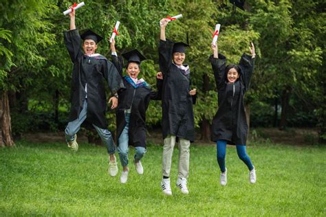 大学生穿着学士服庆祝毕业面对面高清拍摄图片 包图网企业站