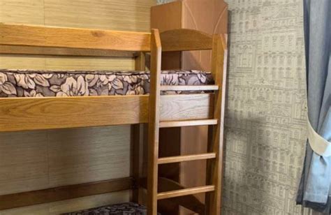 Син з невісткою були в своїй кімнаті і давай розпитувати сина що й до чого бо йшов на заняття