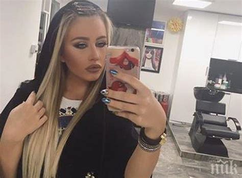 ПЪРВО В ПИК Гери Никол шокира феновете си със скандална СНИМКА опипва се в асансьор