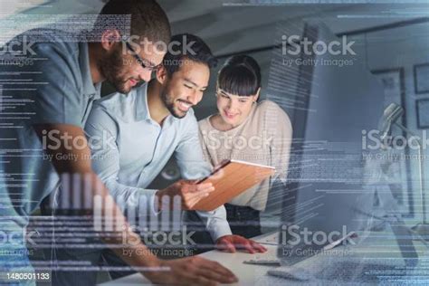 비즈니스 사람들 컴퓨터 화면과 태블릿을 사용한 코딩 및 정보 기술 프로그래밍 및 소프트웨어 개발 코드 오버레이 미래 지향적 및 협업 프로그래머 팀과의 회의 25 29세에
